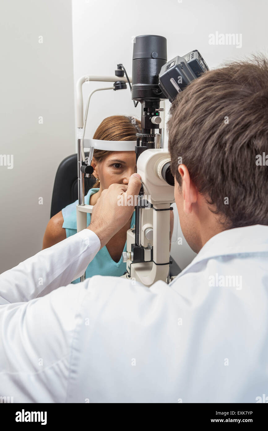 Ophthalmologist with patient Stock Photo - Alamy
