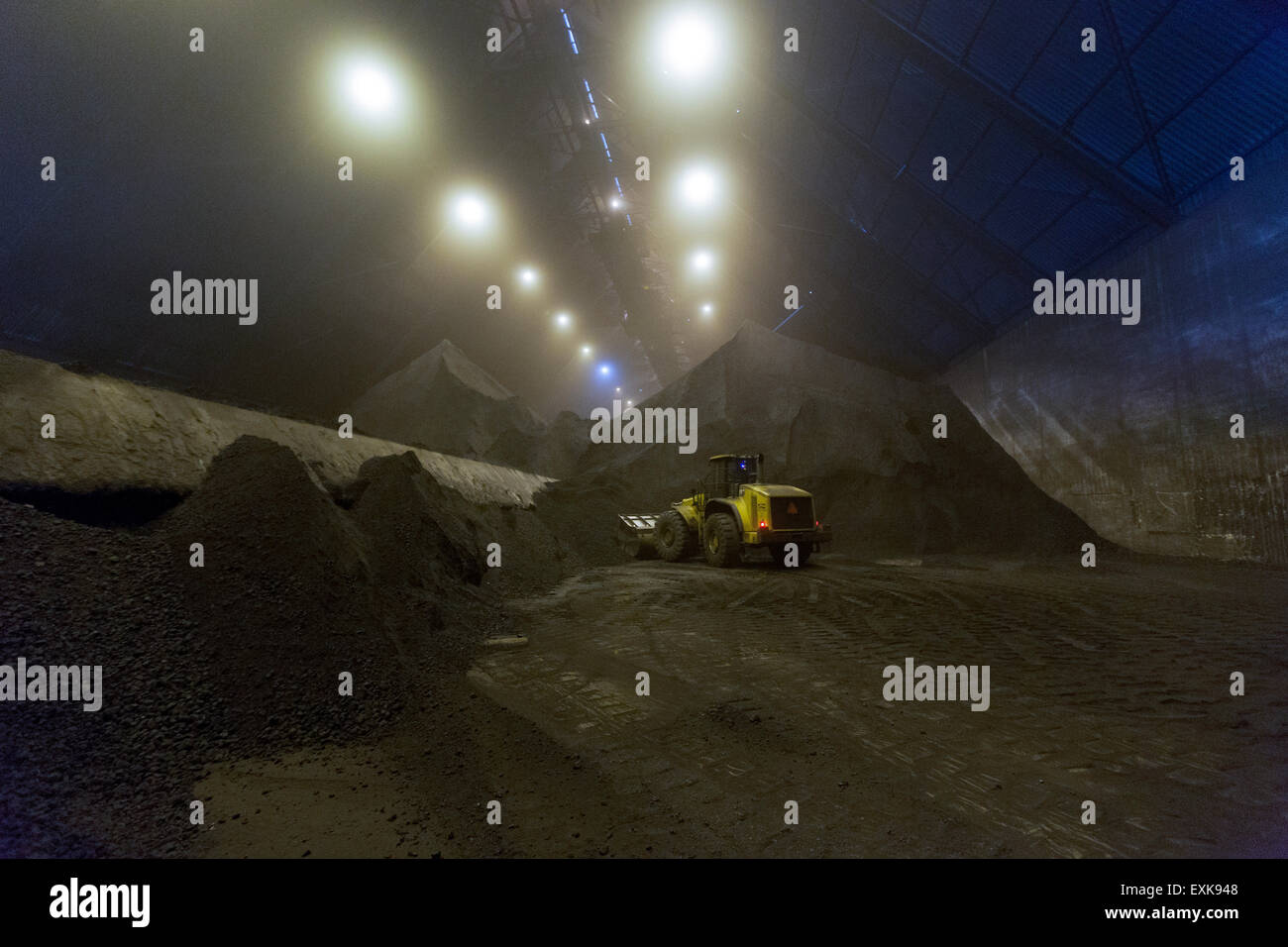 Frontloader working in warehouse coal hi-res stock photography and ...