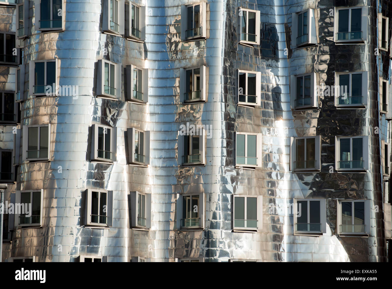 Silver building architecture hi-res stock photography and images - Alamy