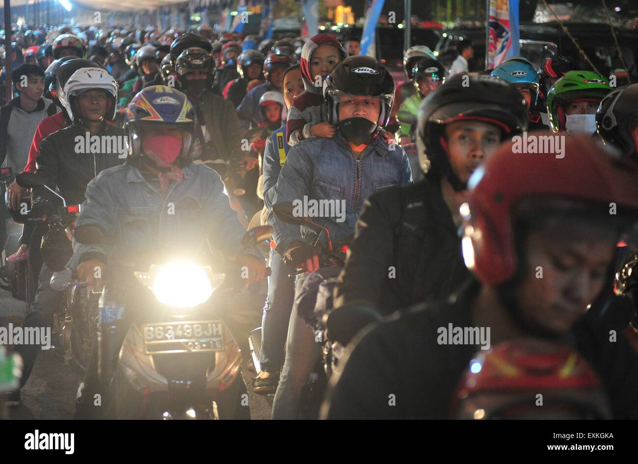 Ship riders hi-res stock photography and images - Alamy
