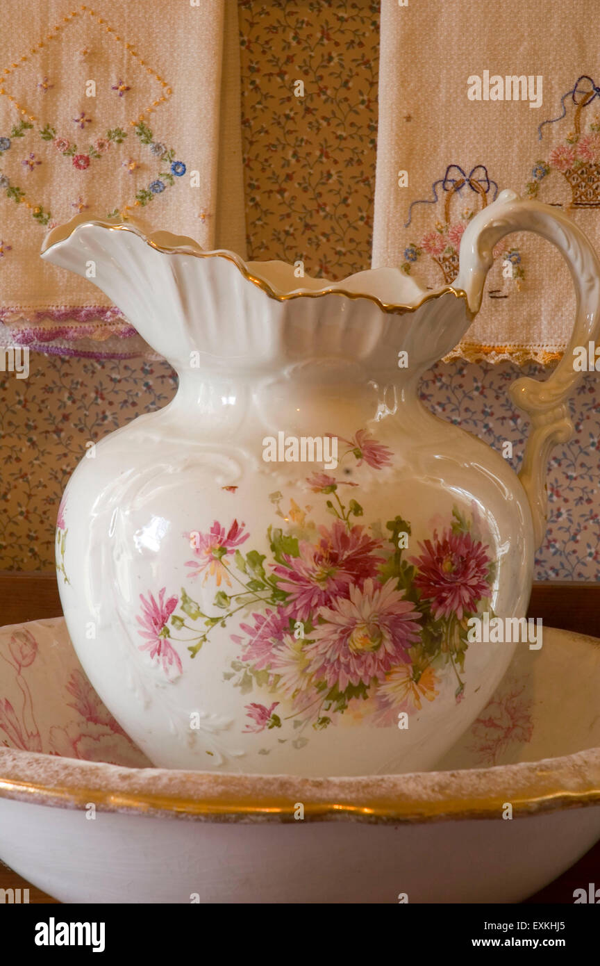 Wash basin and pitcher hi-res stock photography and images - Alamy