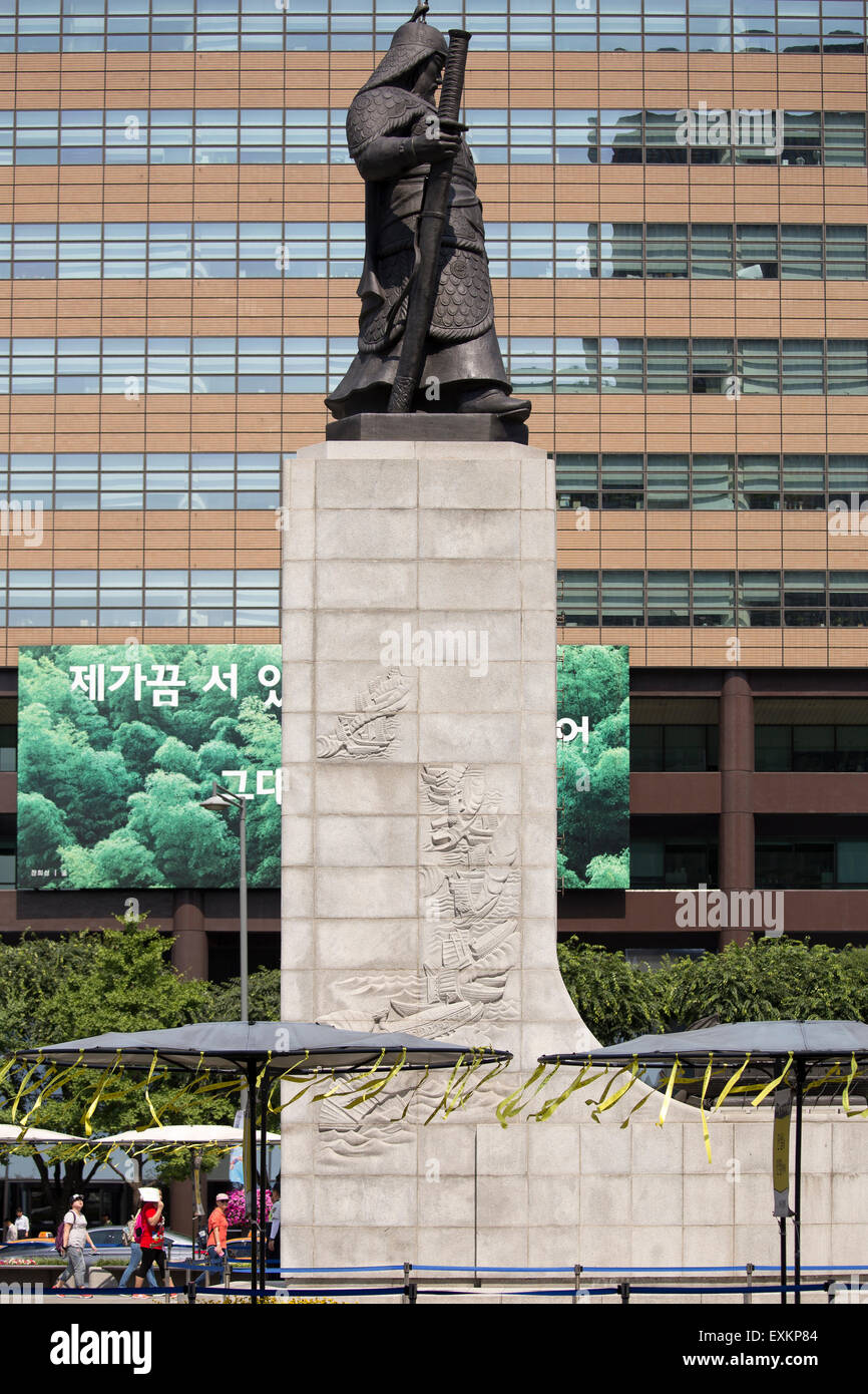 The Statue of Admiral Yi from Chosun Dynasty in Gwanghwamoon Square in ...