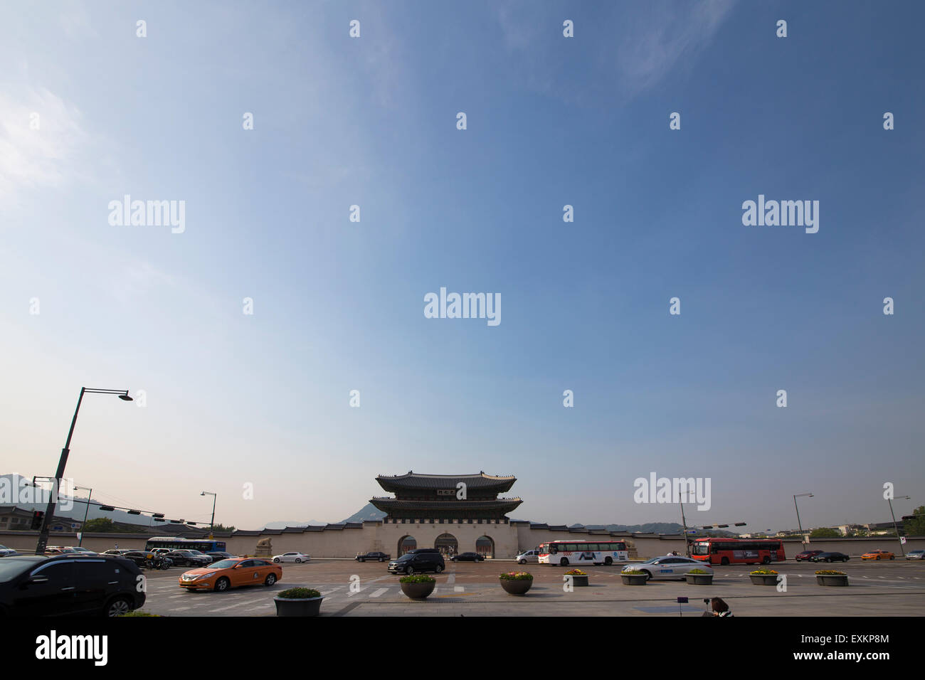 The cityscape of Gwanghwamum, the gate that leads to Gyeongbok-goong ...