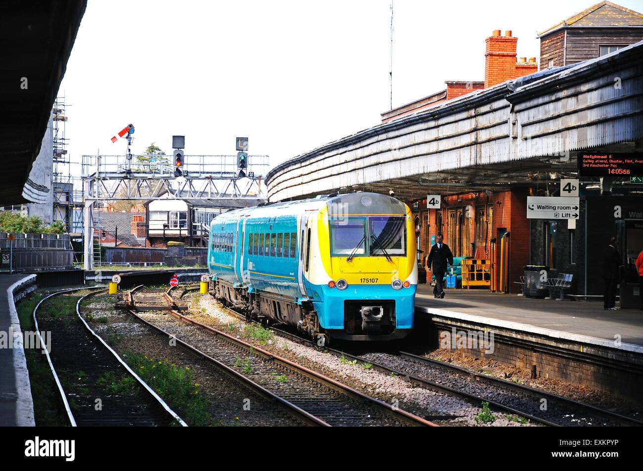 Class 175 diesel multiple unit alongside the railway station platform ...