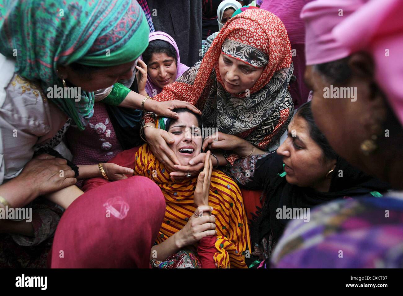 Ashmuji, Indian-controlled Kashmir. 15th July, 2015. Kashmiri women ...
