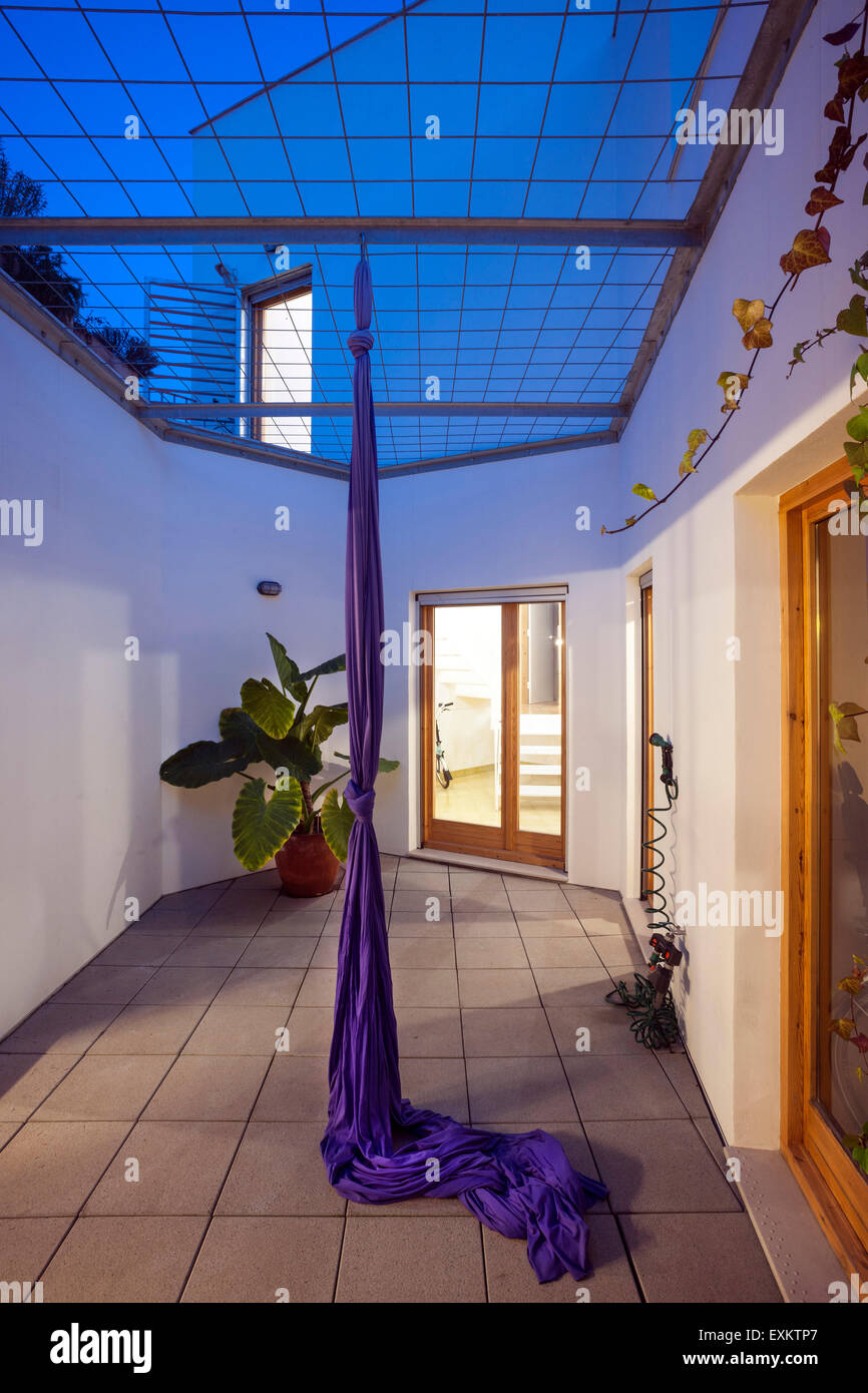 Family courtyard night hi-res stock photography and images - Alamy