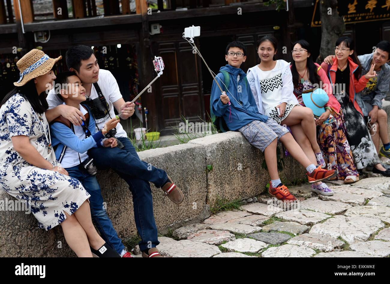 (150715) -- LIJIANG, July 15, 2015 (Xinhua) -- People visit Shuhe of ...
