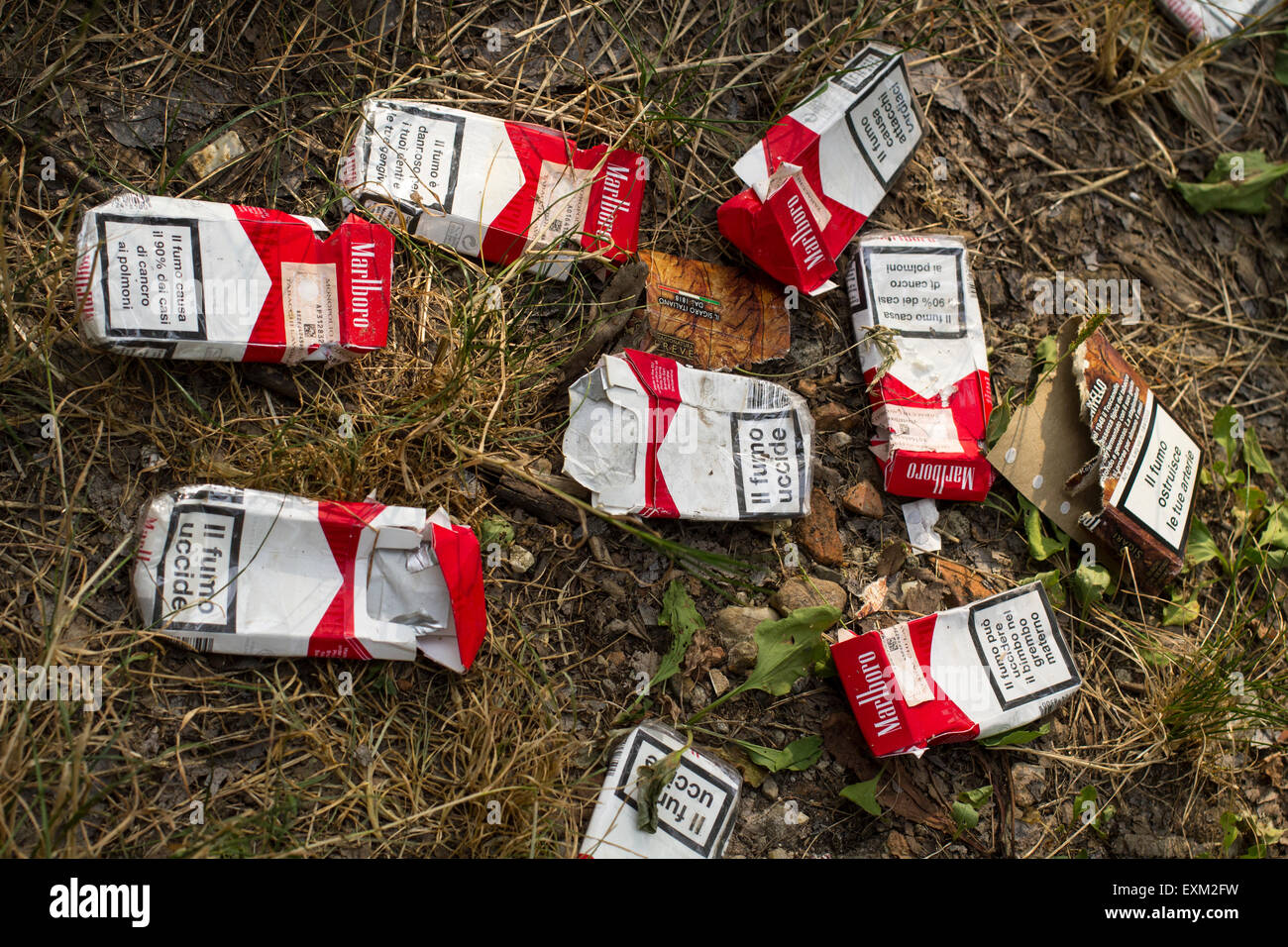 Cigarettes garbage hi-res stock photography and images - Alamy