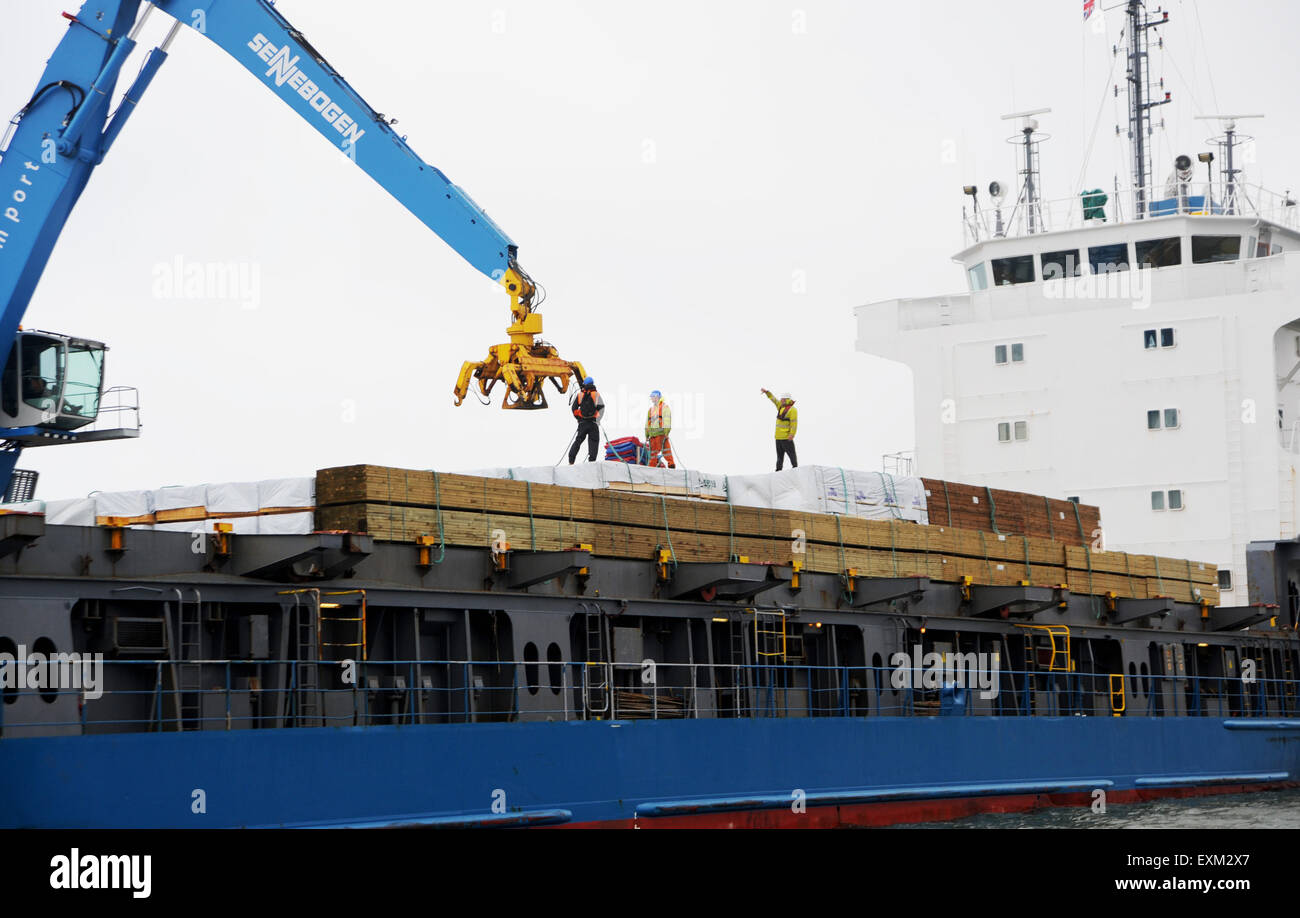 Timber being unloaded from the Ernst Hagedorn cargo ship at Shoreham ...