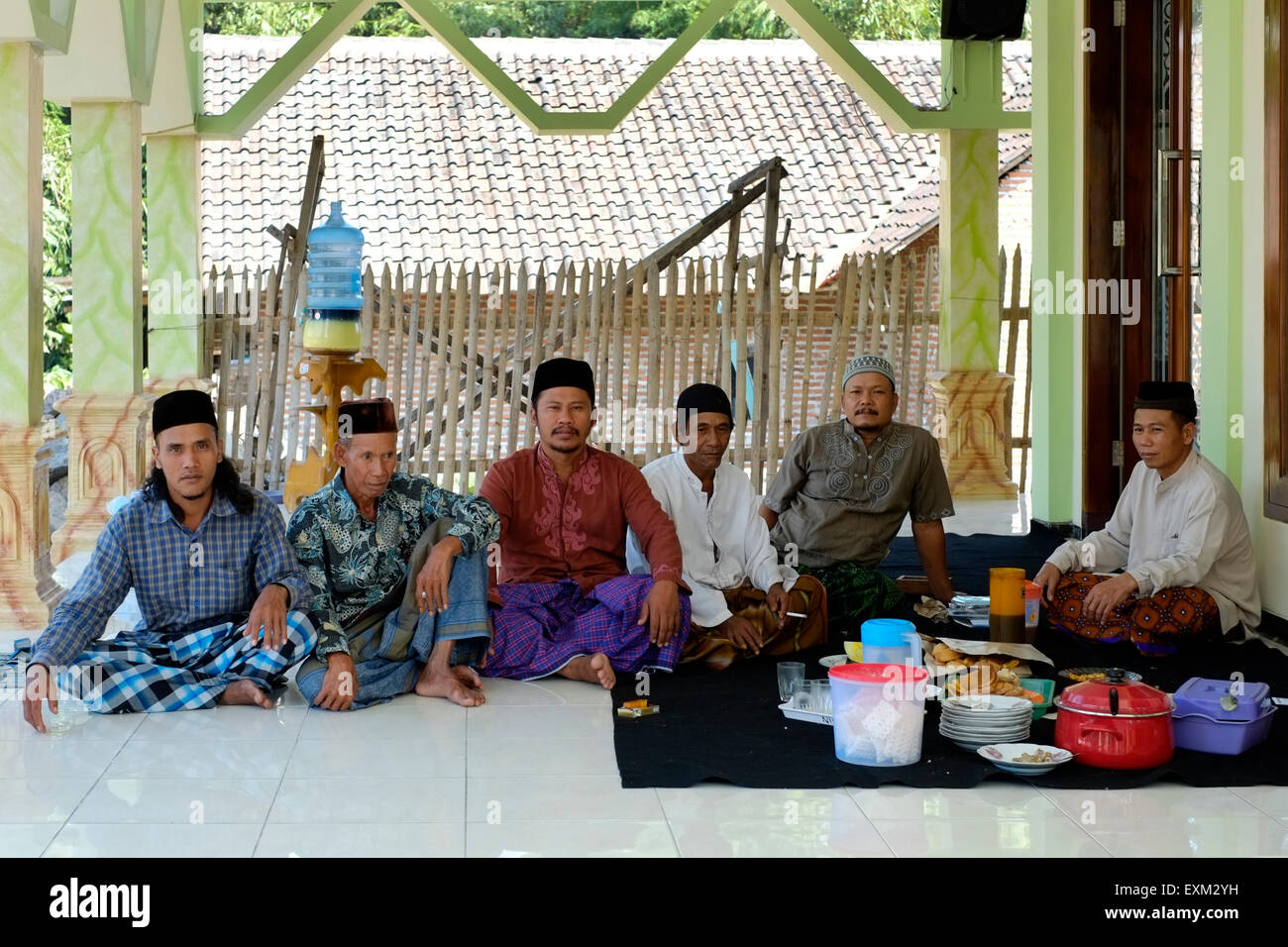 Ramadan eating mosque hi-res stock photography and images - Alamy