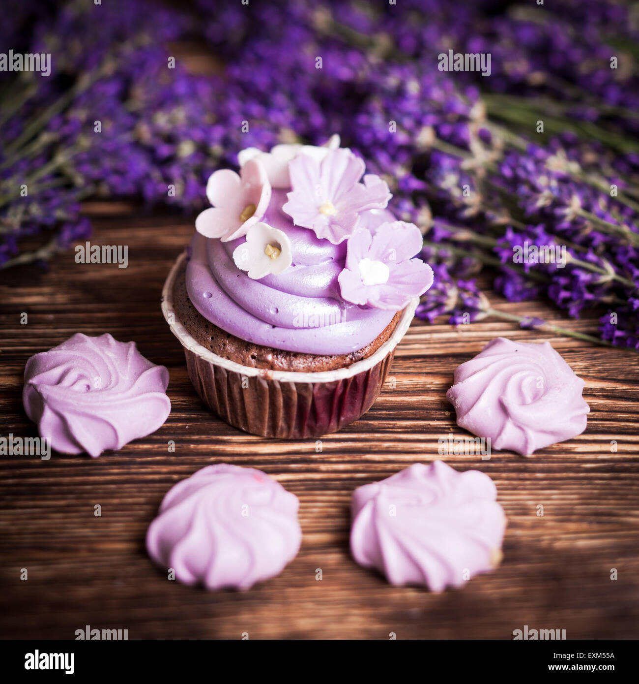 Kiss cakes hi-res stock photography and images - Alamy