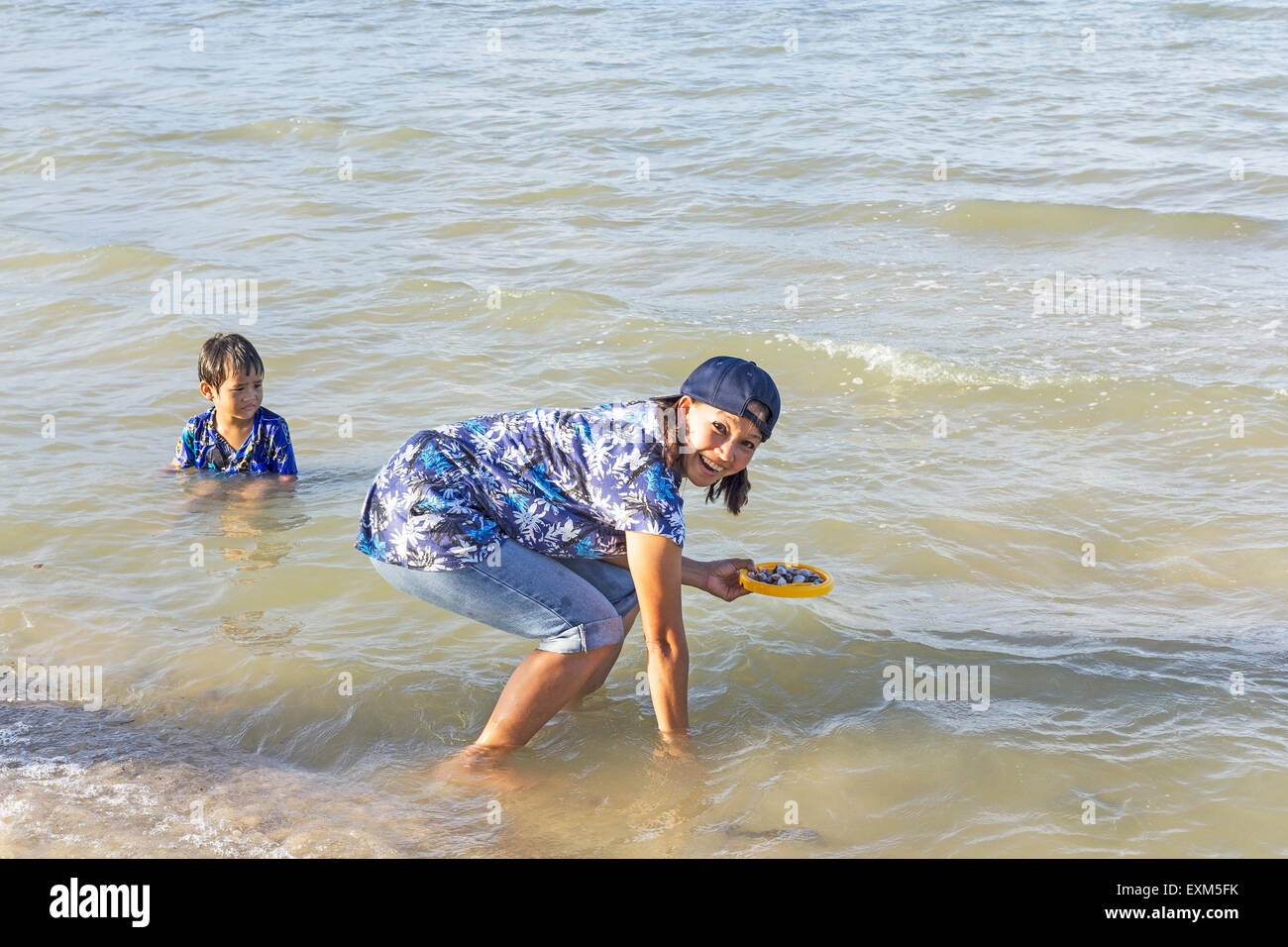 Child searching shells hi-res stock photography and images - Alamy