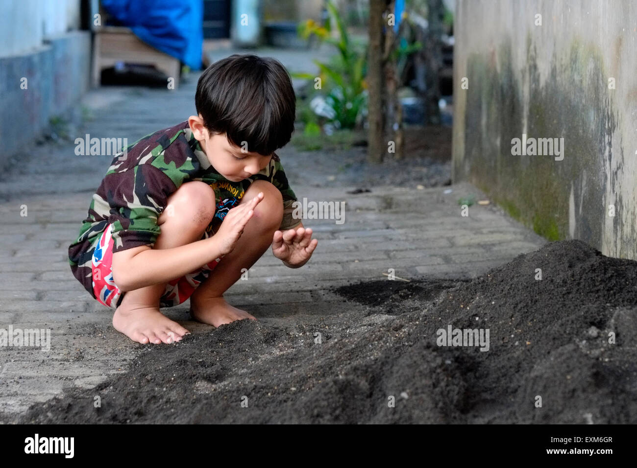 Child digging in the sand hi-res stock photography and images - Alamy