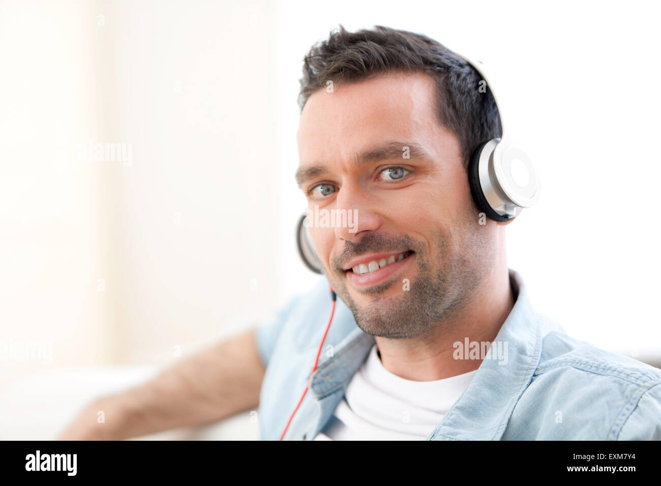 Man relax listening music hi-res stock photography and images - Alamy