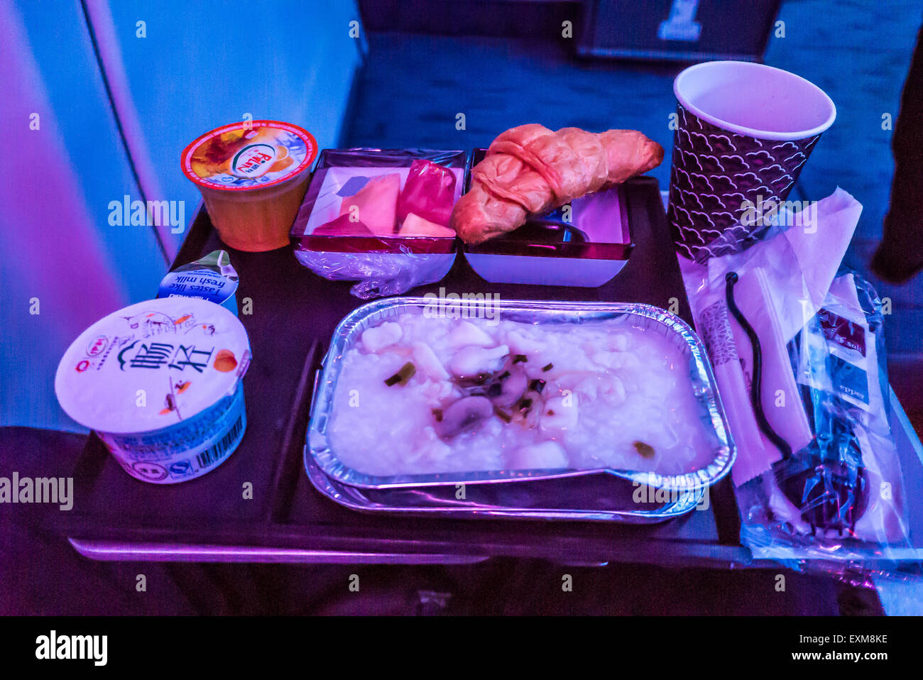 Shanghai Doha airplane Stock Photo - Alamy