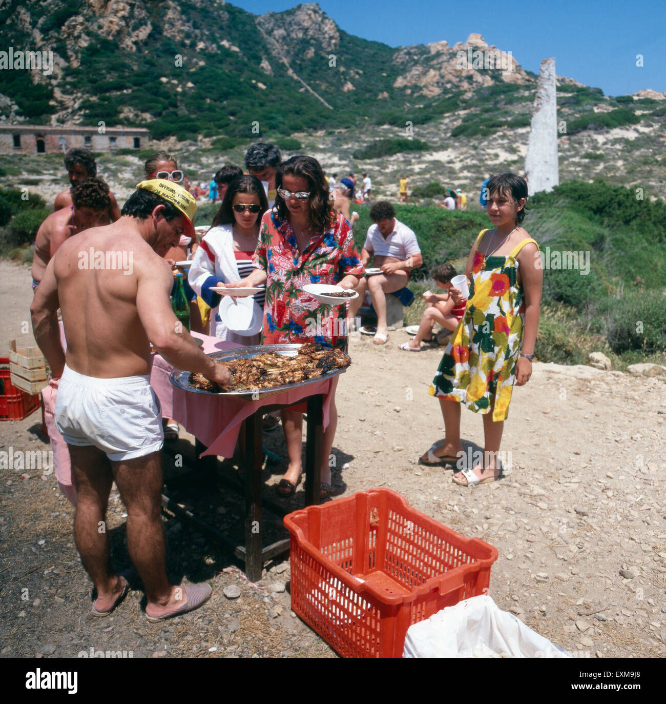 Ein Grillfest auf Insel Spargi, Sardinien, Italien 1970er Jahre. A ...