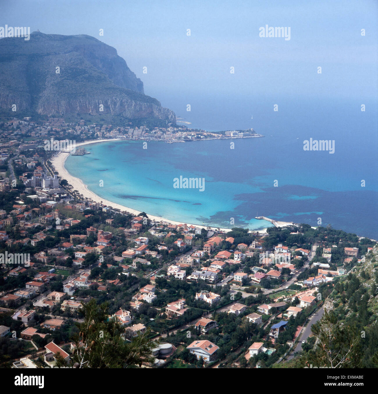 Aussicht auf den Strand von Mondello, Palermo, Sizilien, Italien 1970er ...