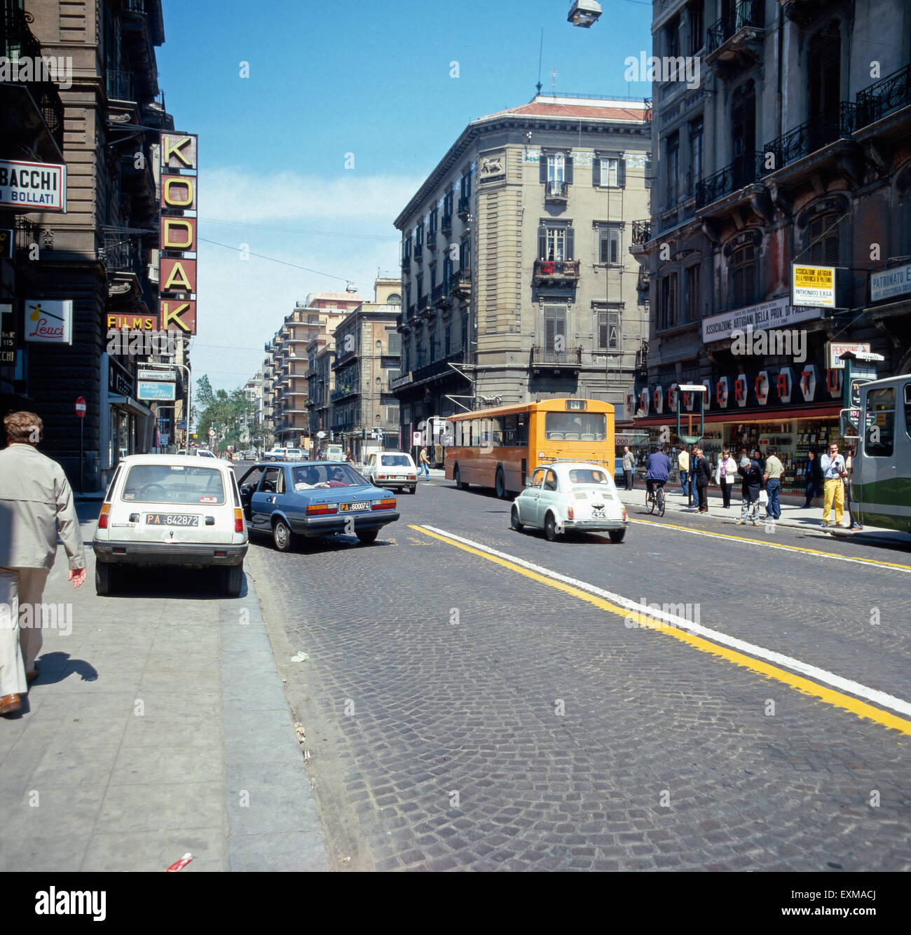 Straßenverkehr in Palermo, Sizilien, Italien 1970er Jahre. Traffic in Palermo, Sicily, Italy ...