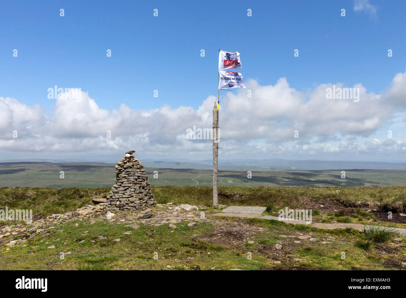Summit flag hi-res stock photography and images - Alamy