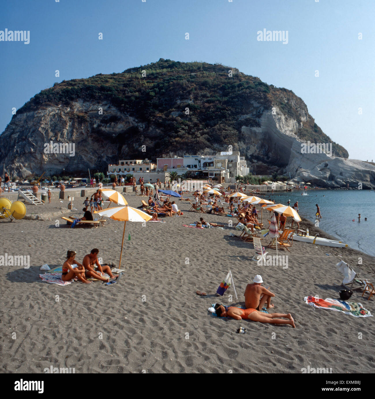 Blick auf die Felsenhalbinsel Roja von Sant'Angelo auf Ischia, Italien ...