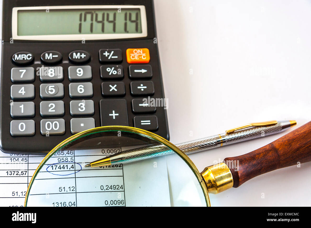 Magnifying glass numbers hi-res stock photography and images - Alamy