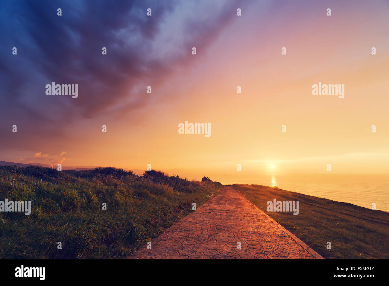 Sunset and country path hi-res stock photography and images - Alamy