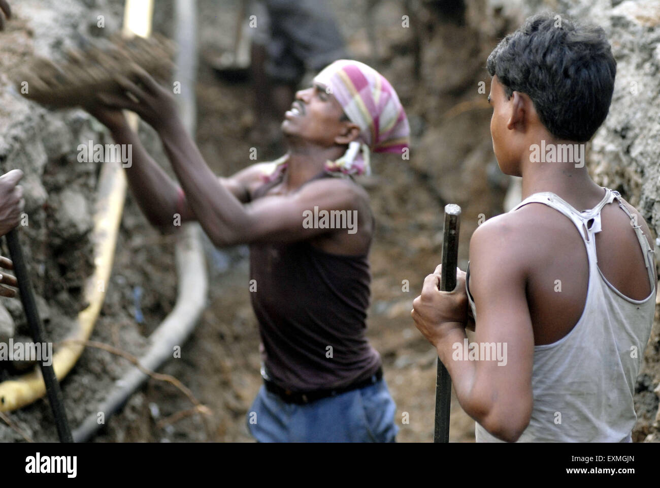 Road construction worker, Bombay, Mumbai, Maharashtra, India, Asia ...