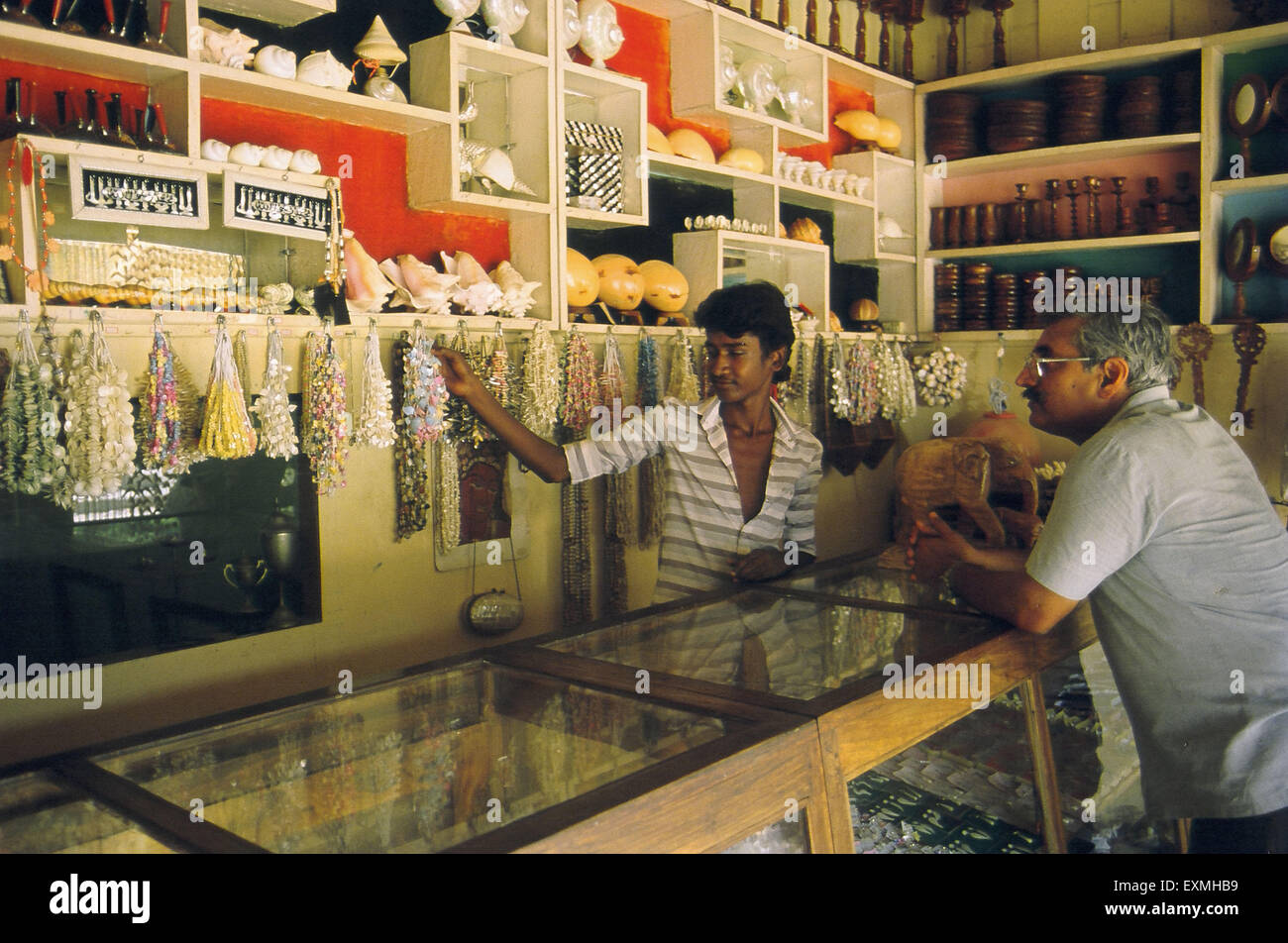 Seashell shop hi-res stock photography and images - Alamy