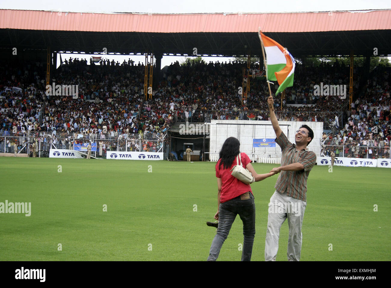 Waving Indian flag for T20 Cricket World Cup, Twenty 20 Indian cricket ...