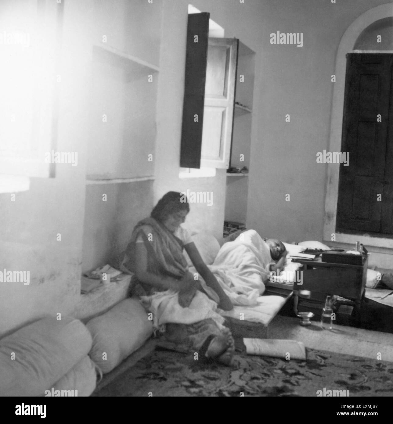 Abha Gandhi massaging Mahatma Gandhi's feet at Bhangi Colony in Delhi ...