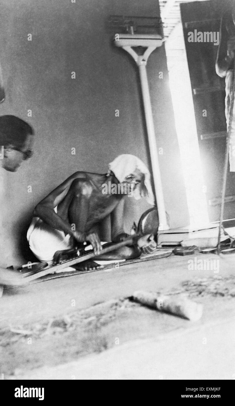 Bharat Anand seeing Mahatma Gandhi spinning on dhanush takli spinning ...