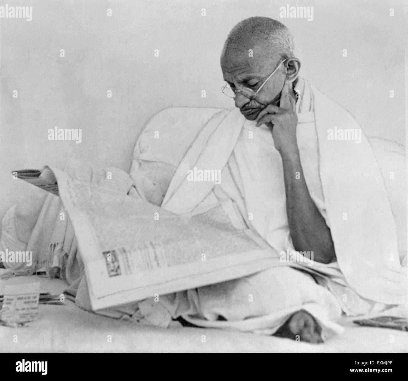 Mahatma gandhi reading newspaper hi-res stock photography and images ...