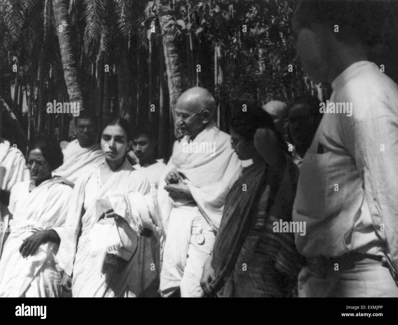 Amtus Salam ; Sushila Nayar ; Mahatma Gandhi ; Abha Gandhi and Pyarelal ...
