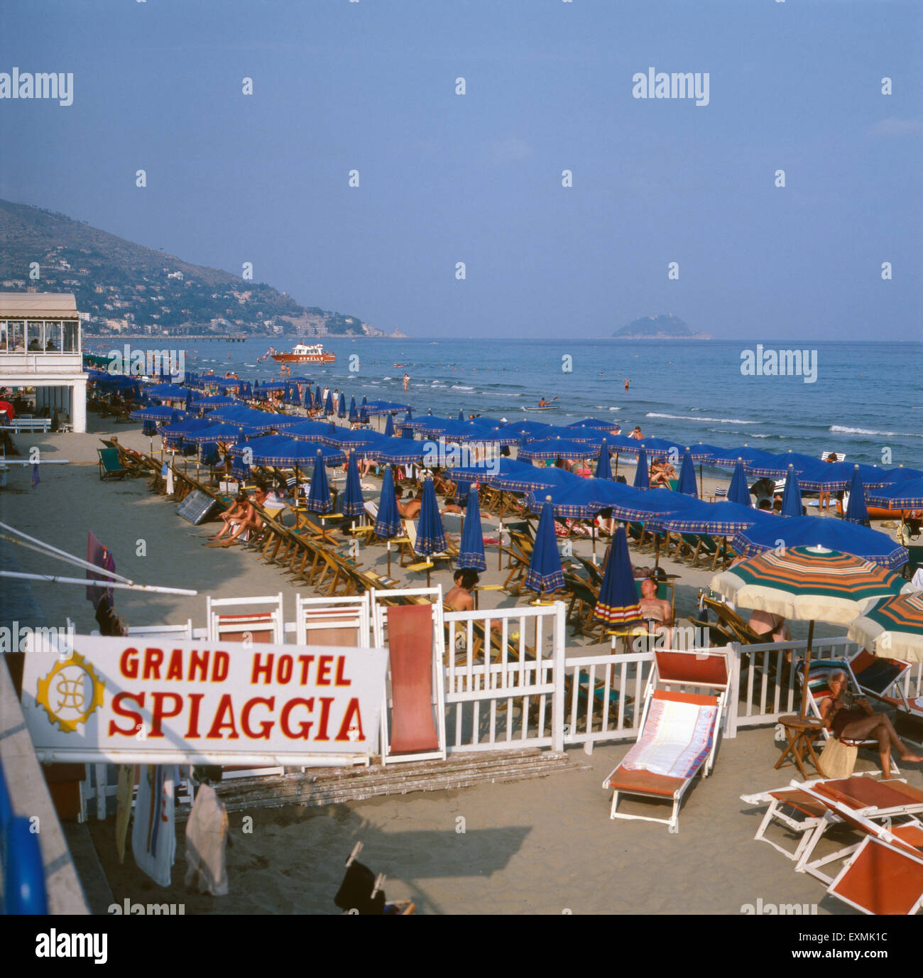 Das Strandleben von Alassio an der italienischen Riviera, Ligurien ...
