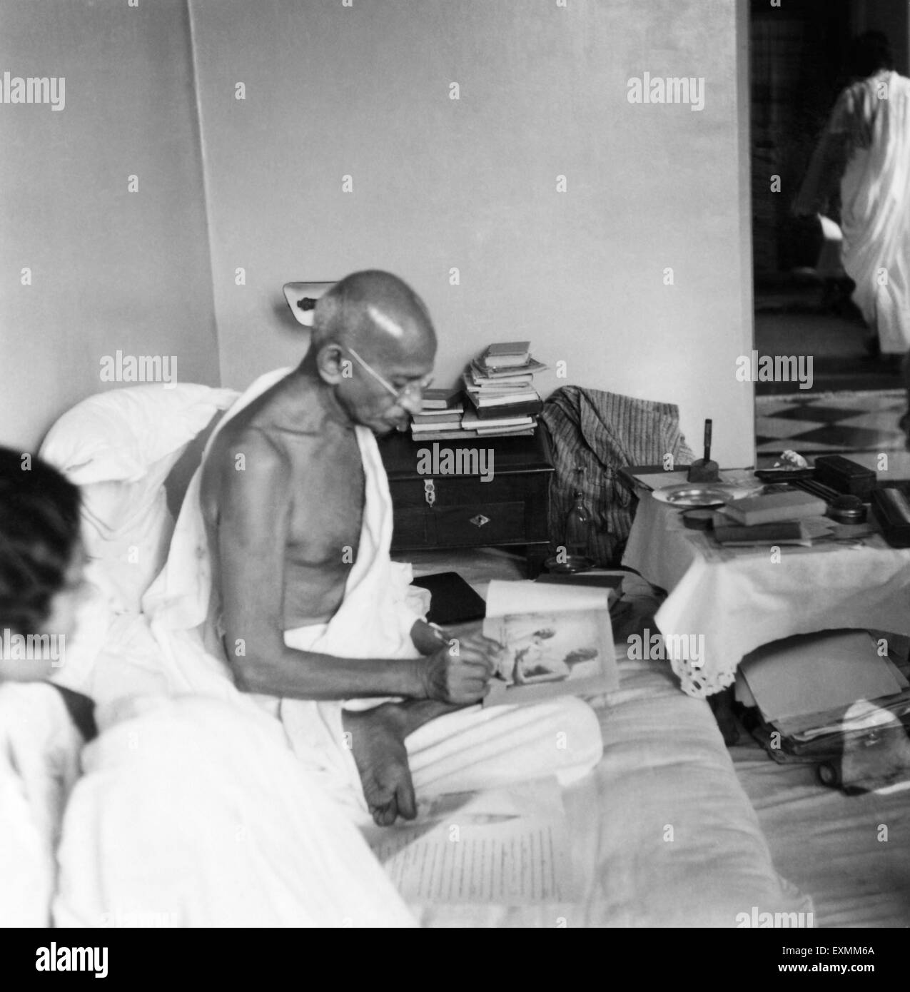 Desk of gandhi hi-res stock photography and images - Alamy