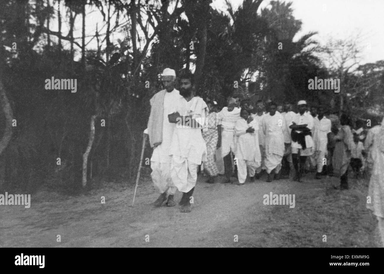 Thakkar Bapa ; Kanu Gandhi ; Mahatma Gandhi ; Amtus Salam on march ...