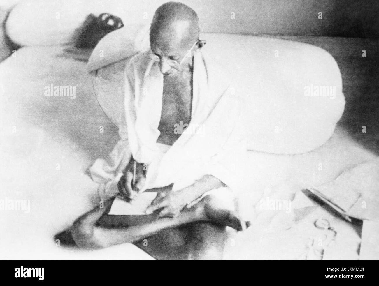 Mahatma Gandhi writing in New Delhi india 1938 Stock Photo - Alamy