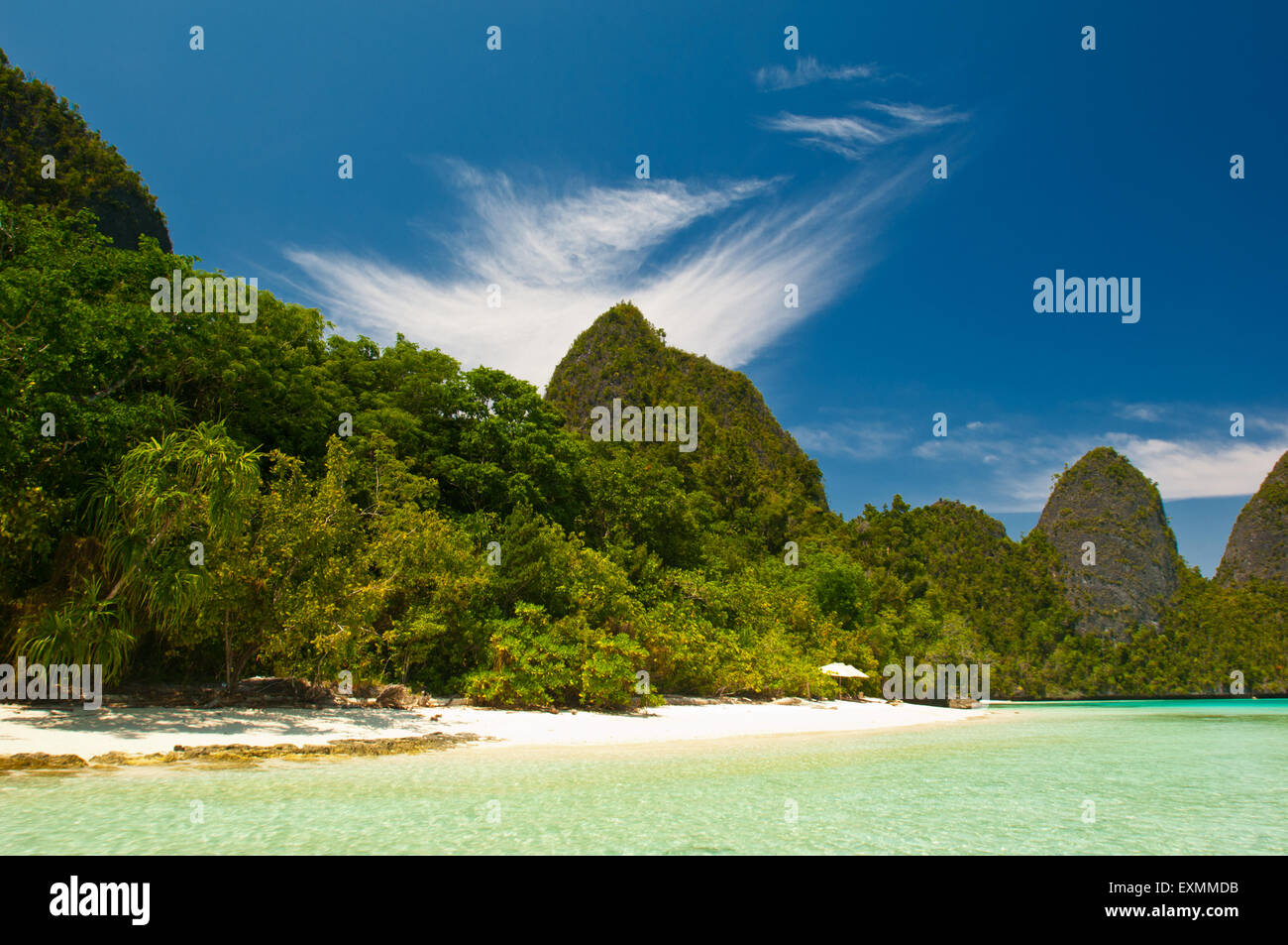 Cruising in Indonesia, beach in wayag Stock Photo - Alamy