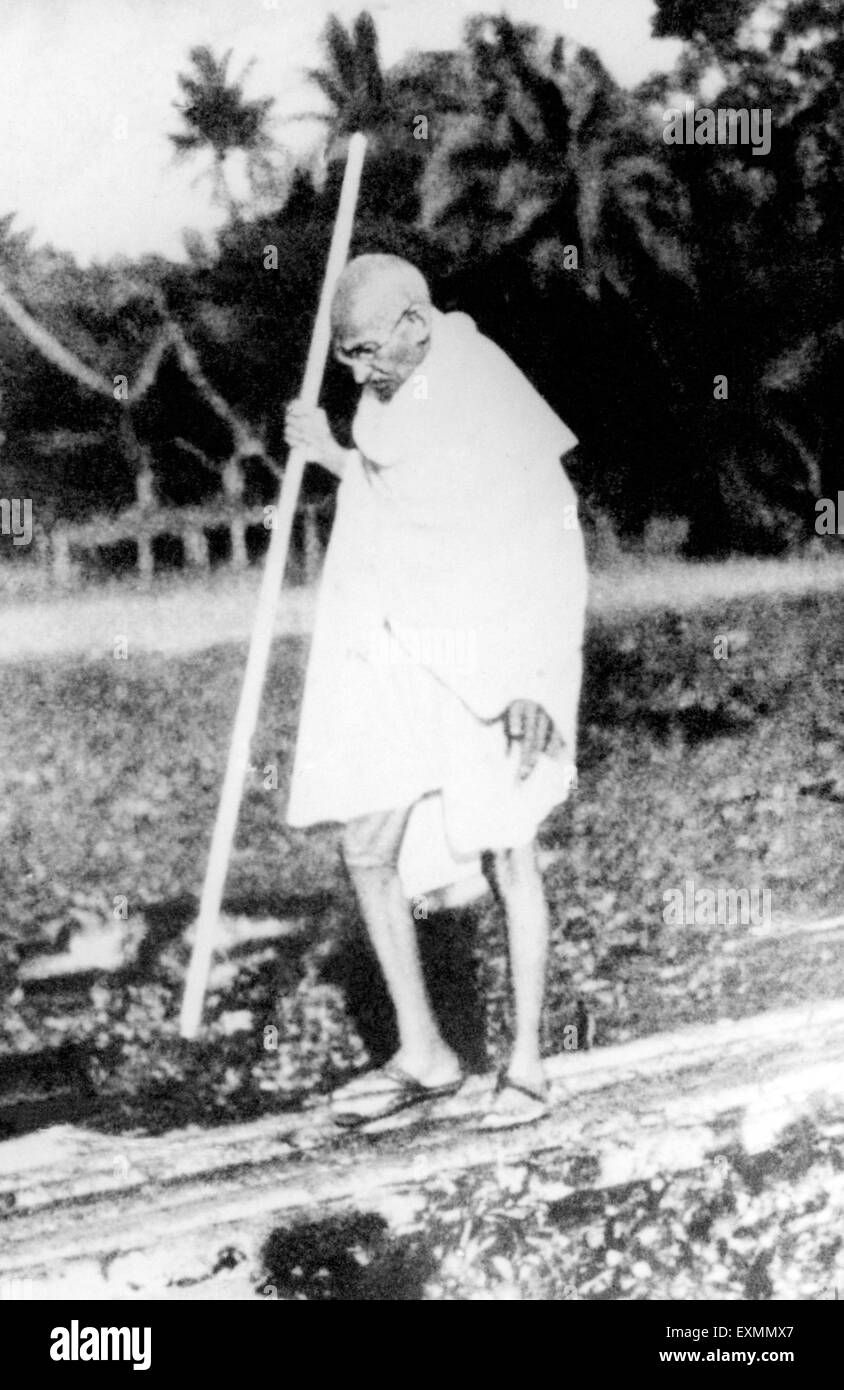 Gandhi In Piedi