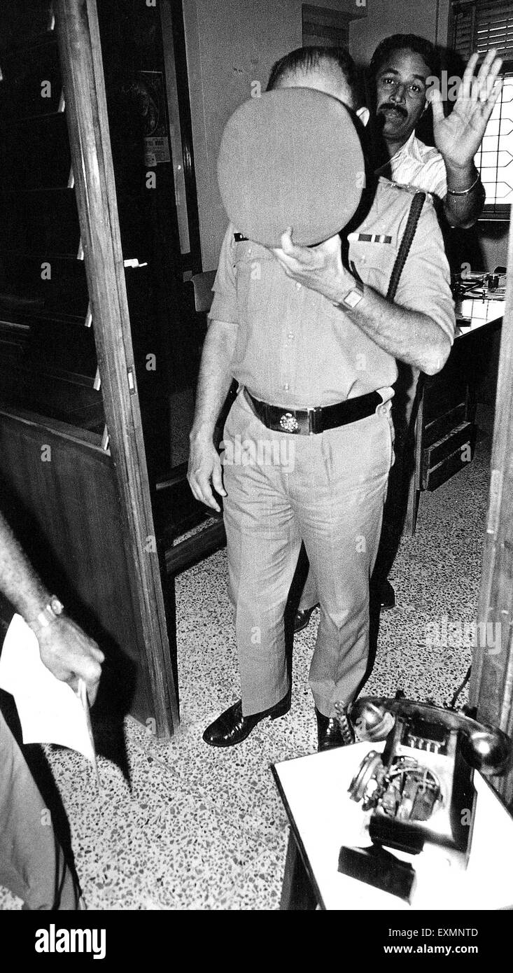 Police wearing face covering hi-res stock photography and images - Alamy