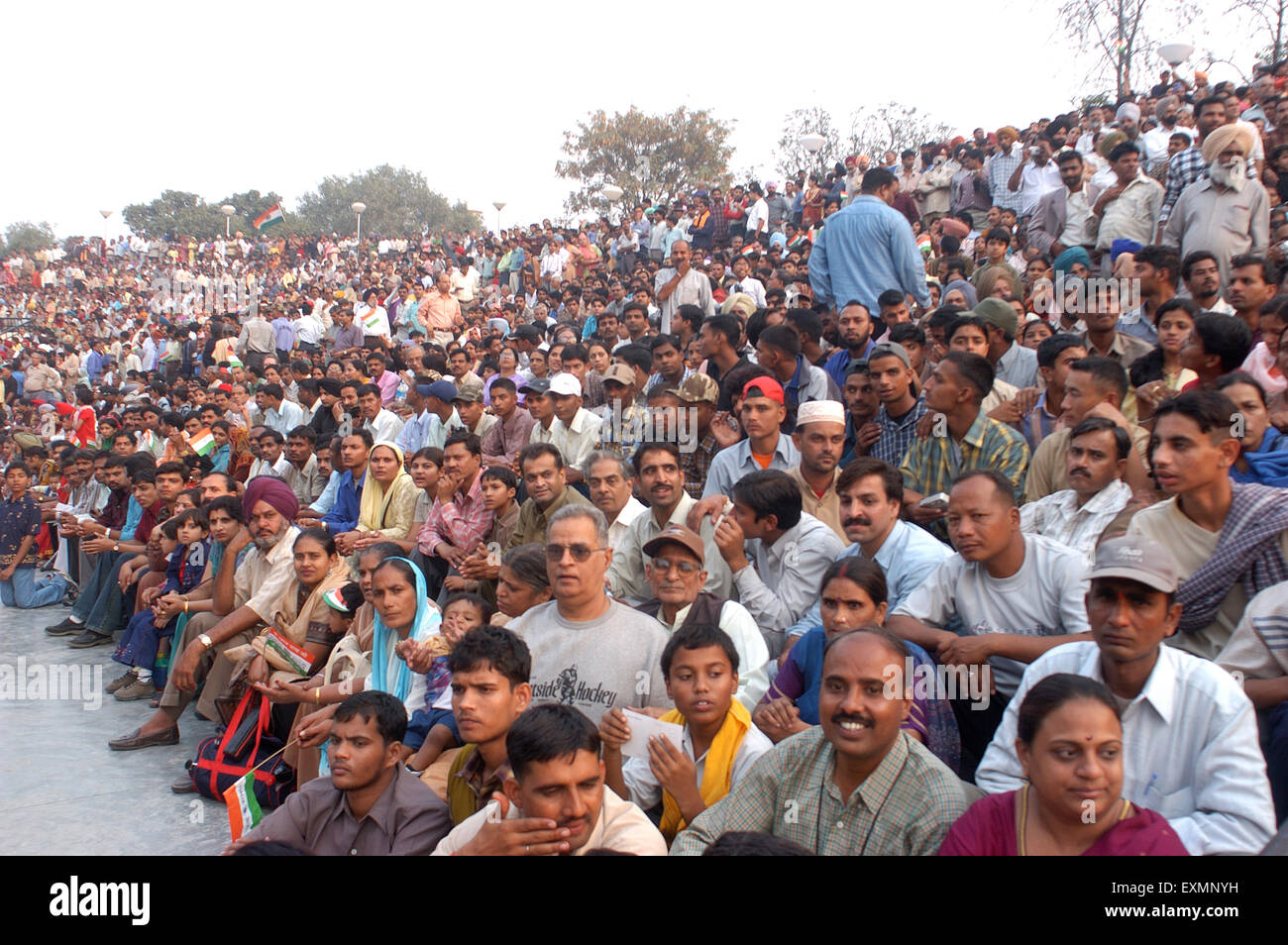 Crowd gathered gates hi-res stock photography and images - Alamy