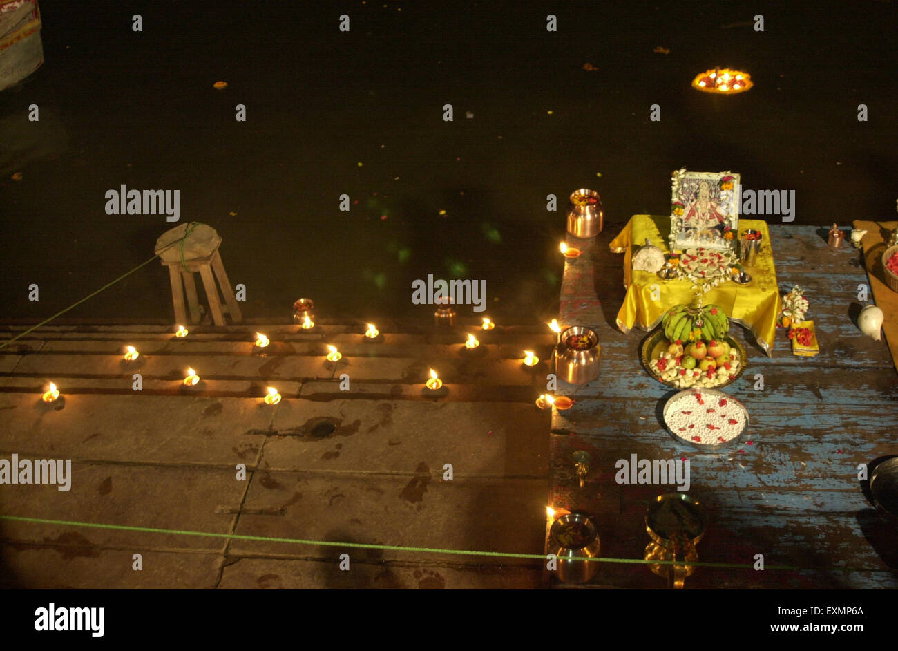 Diyas varanasi hi-res stock photography and images - Alamy