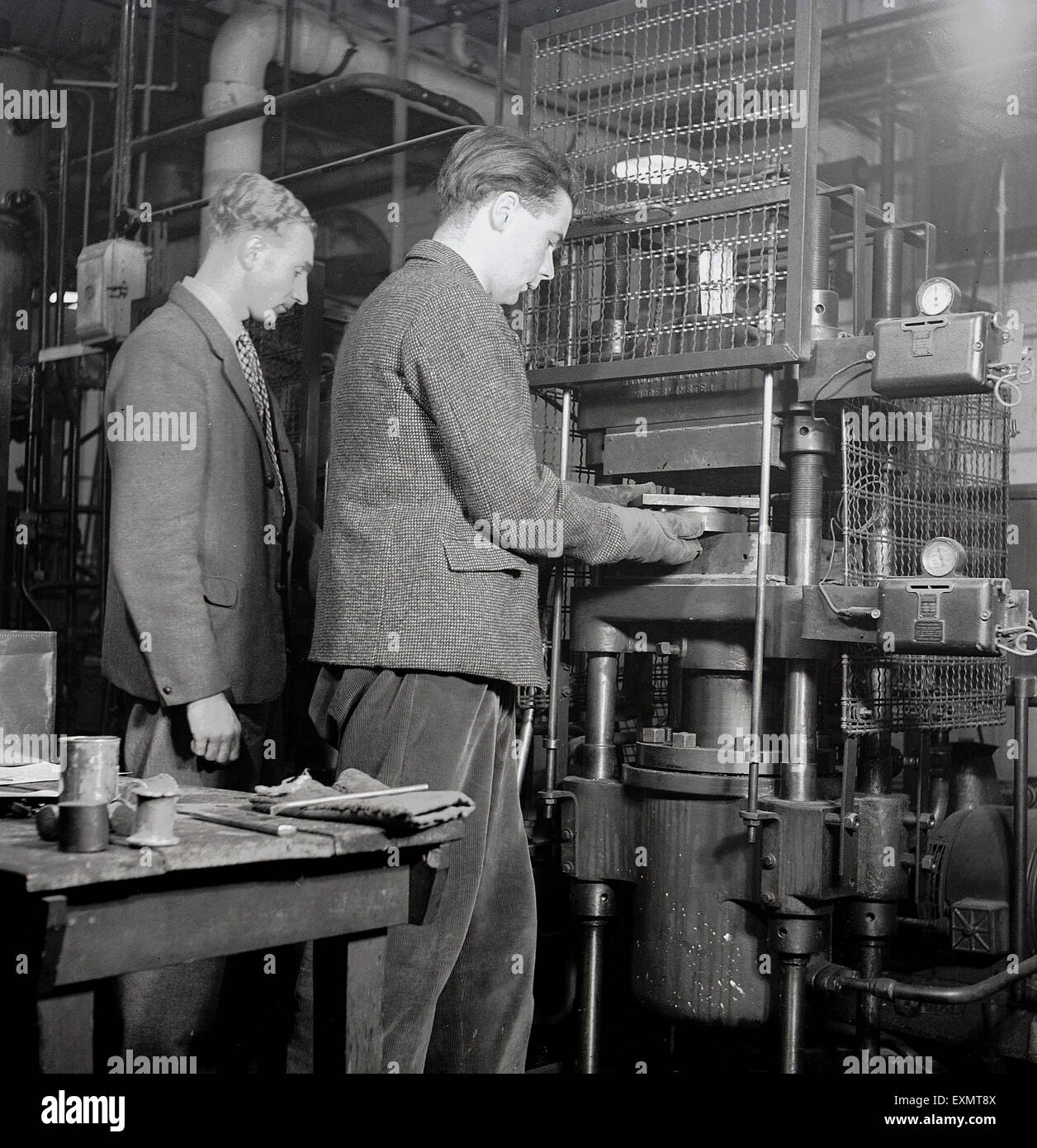 Engineering students 1950s hi-res stock photography and images - Alamy