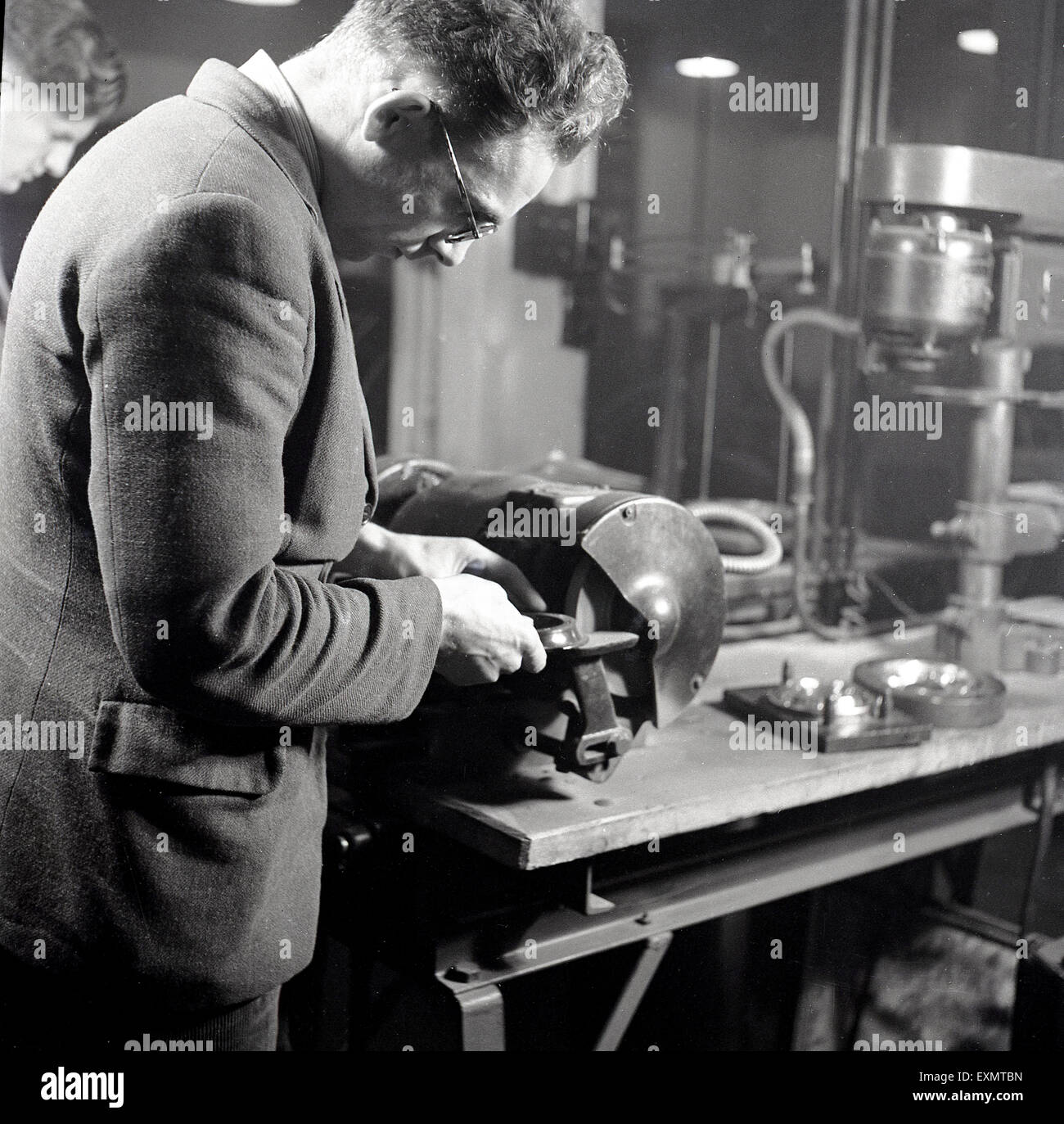 1950s historical male work bench hi-res stock photography and images ...