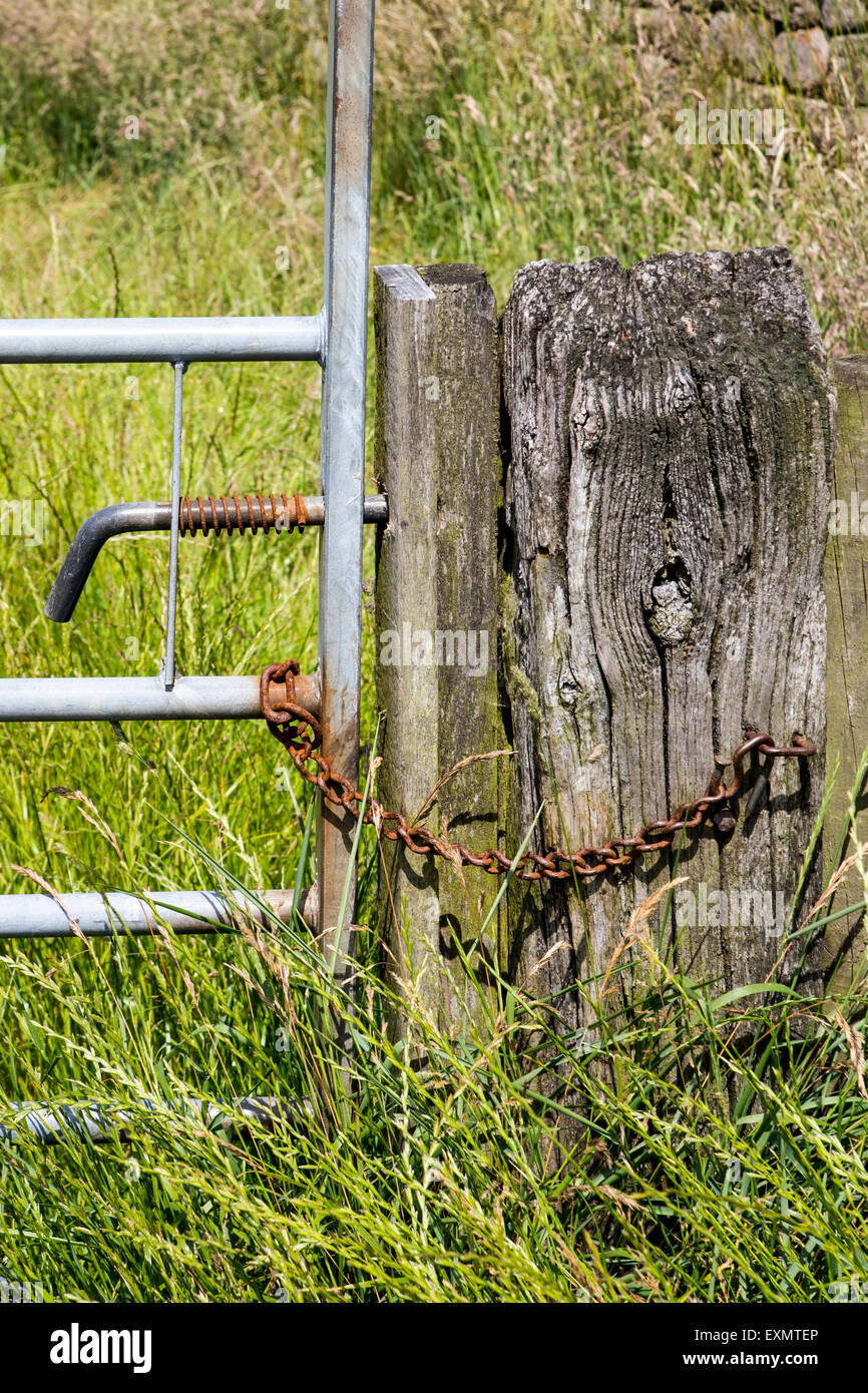Farm gate padlock and chain hi-res stock photography and images - Alamy