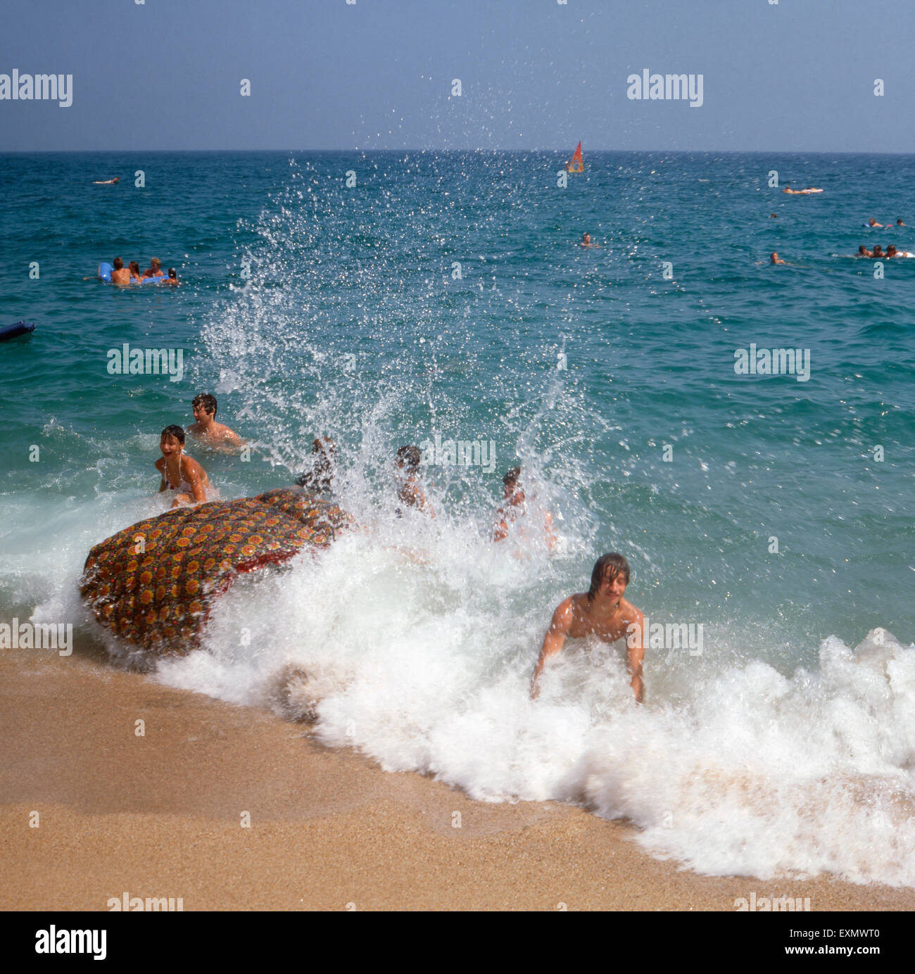 Strandleben an der adriatischen Riviera, Italien 1980er Jahre. Beach ...