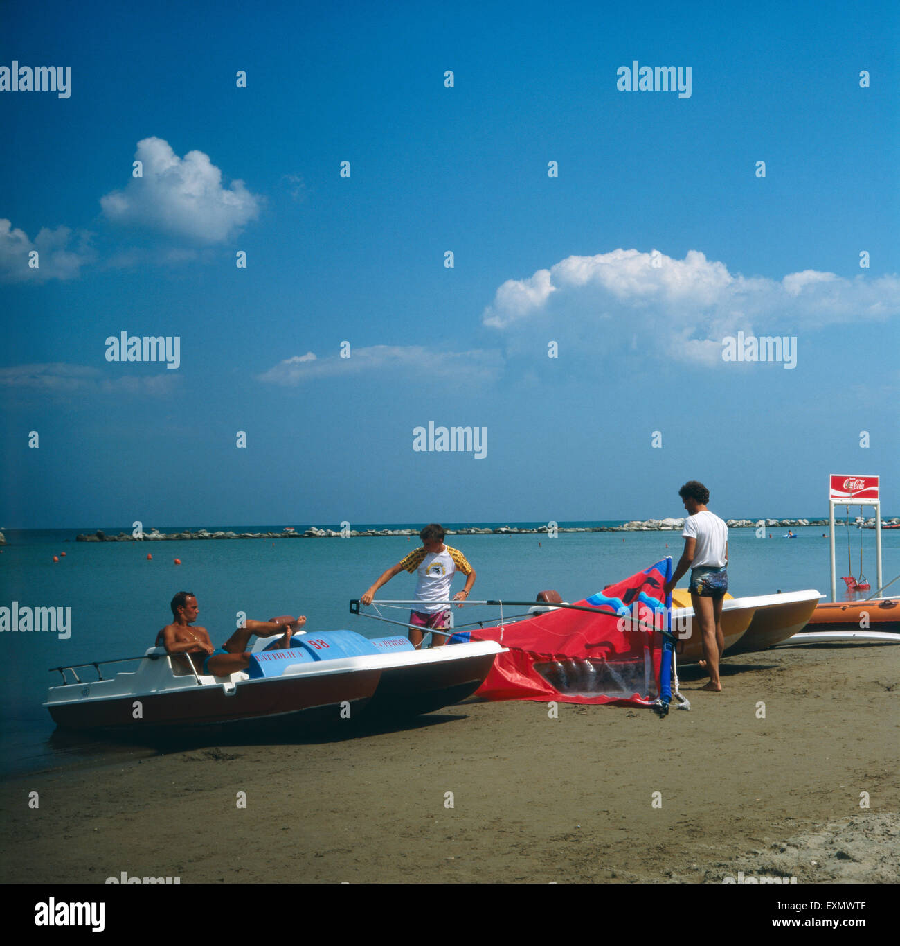 Strandleben an der adriatischen Riviera, Italien 1980er Jahre. Beach ...