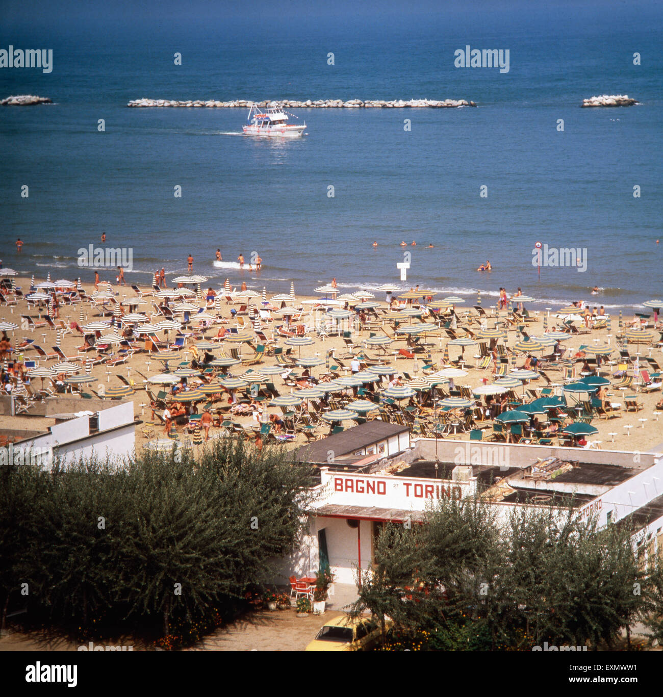 Das Strandleben von Rimini an der adriatischen Riviera, Italien 1980er ...