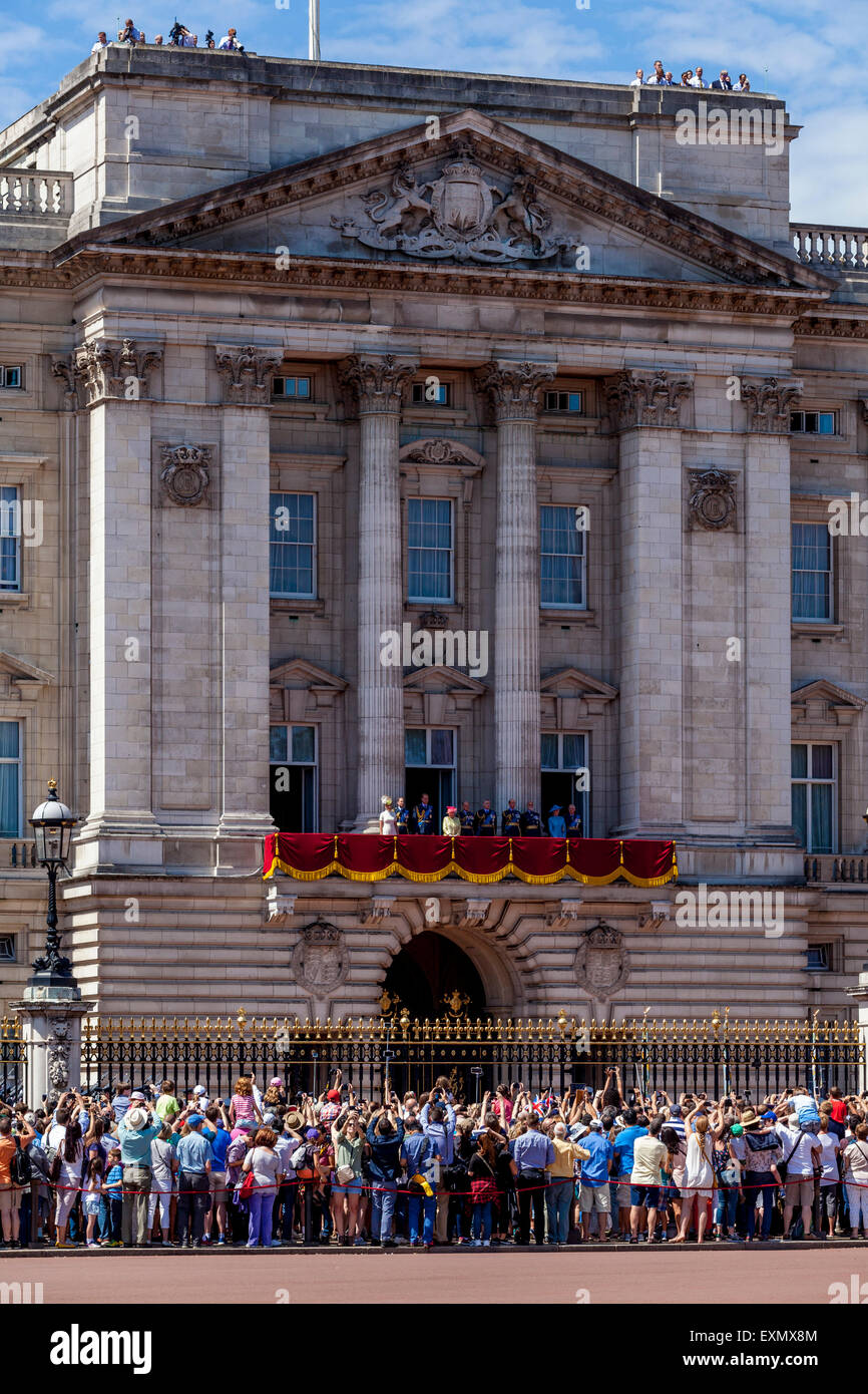 Buckingham palace royals on balcony hi-res stock photography and images ...