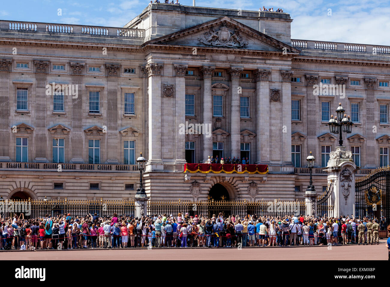 The British Royal Family Standing On The Balcony Of Buckingham Palace, London, England Stock ...